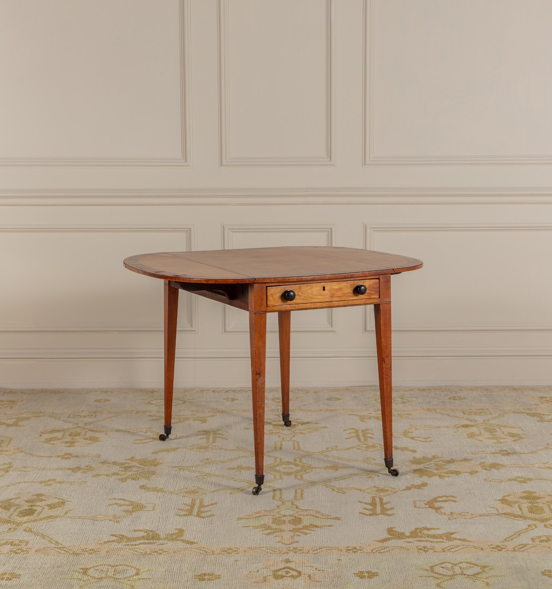 A Satinwood drop-leaf Pembroke table with cross banding and frieze ...